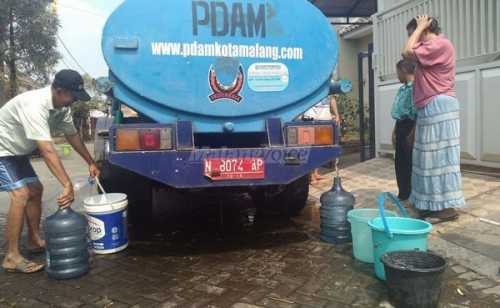 Warga Perumahan Berebut Air Tangki PDAM - MalangVoice