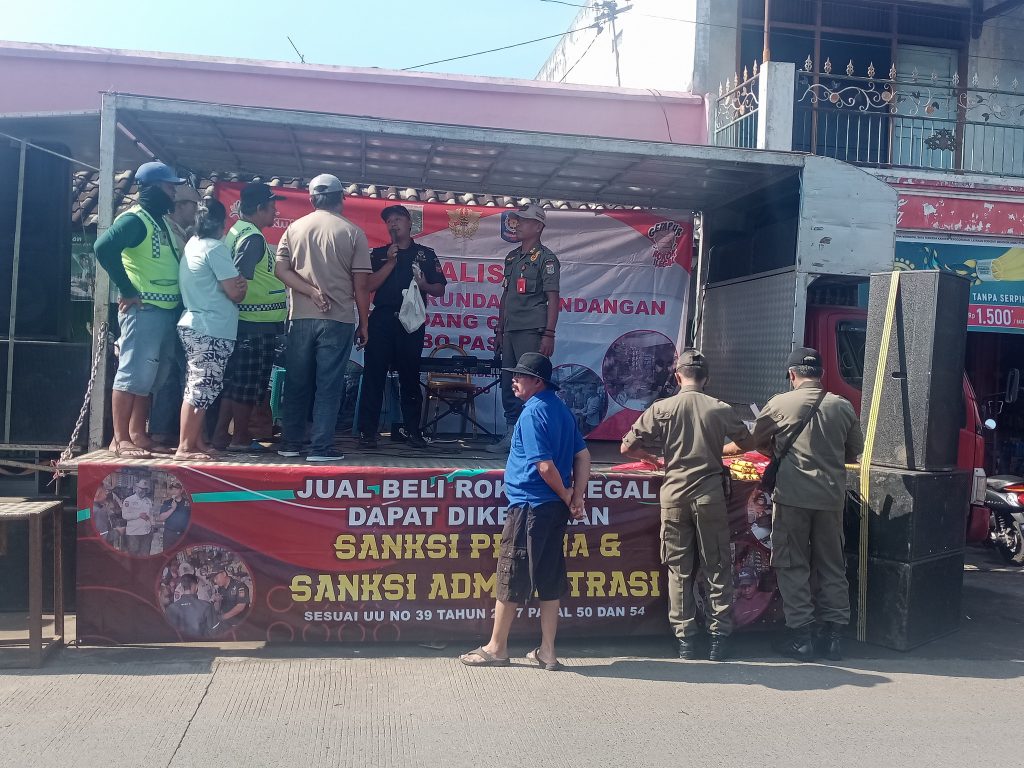 Satpol-PP dan Bea Cukai Malang Sosialisasi Bahaya Rokok Ilegal - MalangVoice