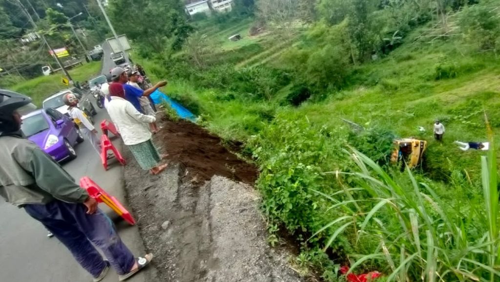 Tak Kuat Menanjak, Truk Bermuatan Gula dan Tepung Nyemplung ke Jurang Sedalam 15 Meter - MalangVoice
