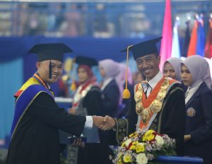 Kukuhkan Wisudawan, Direktur Polinema Nyanyi Tiga Bahasa - Sumber : Malangvoice.com - BeritaSatu ...