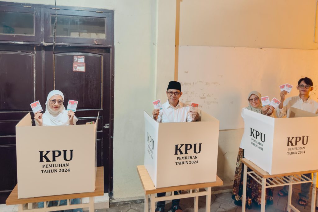 Diiringi Puluhan Tetangga Menuju TPS, Cak Nur: Spirit bagi Kami ...